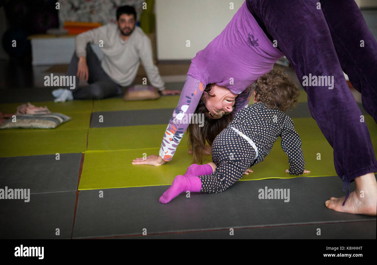 PARENT AND CHILD PRACTICING YOGA Stock Photo - Alamy