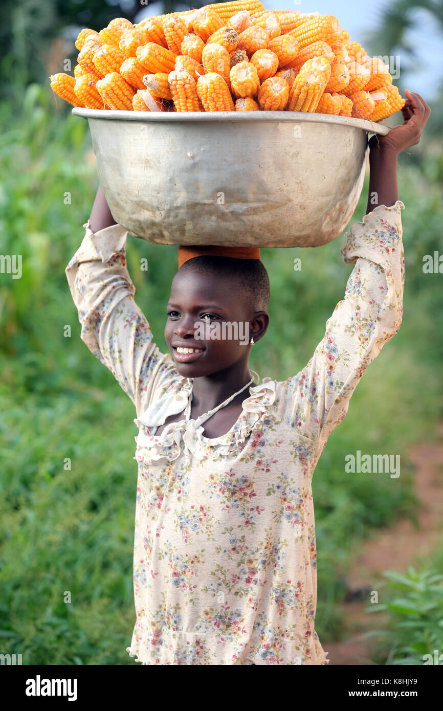 Girl carrying platter with corn on head. togo Stock Photo - Alamy