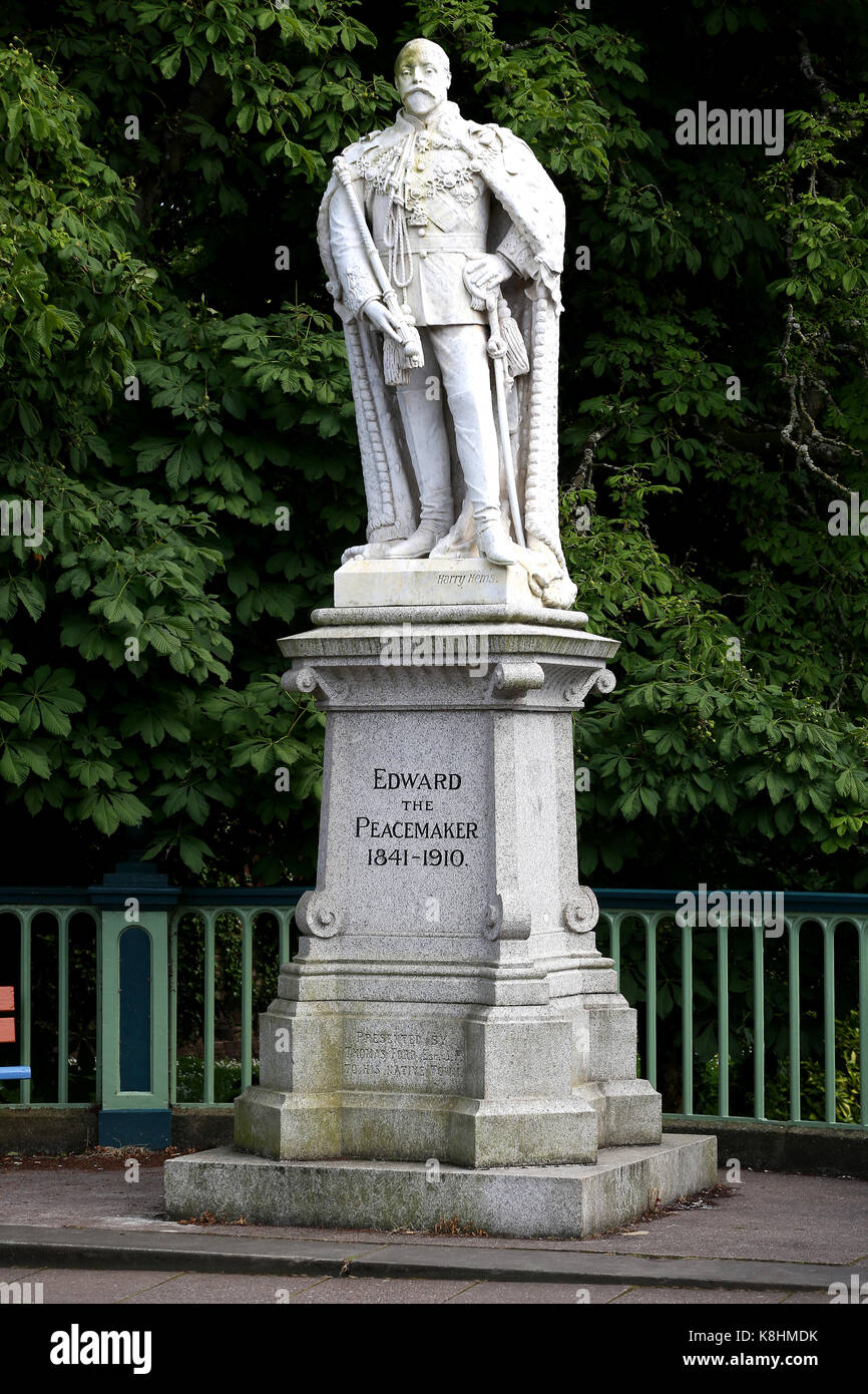 Edward the Peacemaker statue by Harry Hems in Lowman Green in Tiverton ...