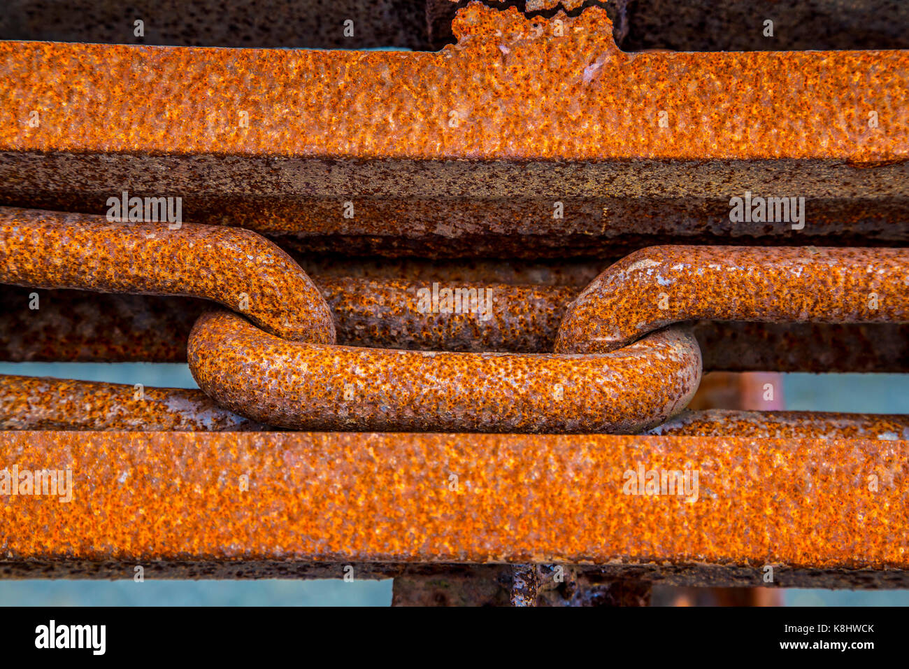 Rusted iron chain and iron chain link Stock Photo - Alamy