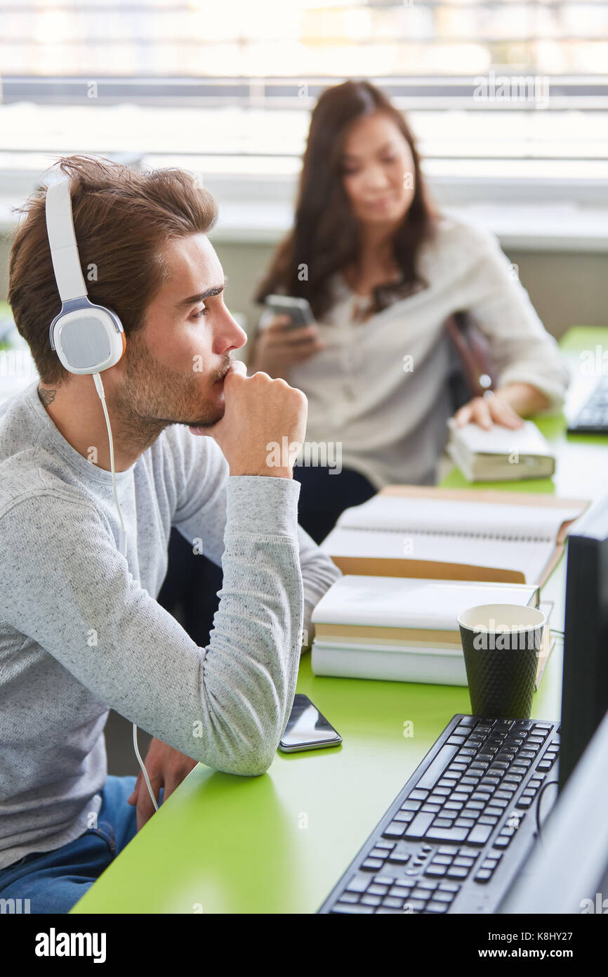 University e learning hi-res stock photography and images - Alamy