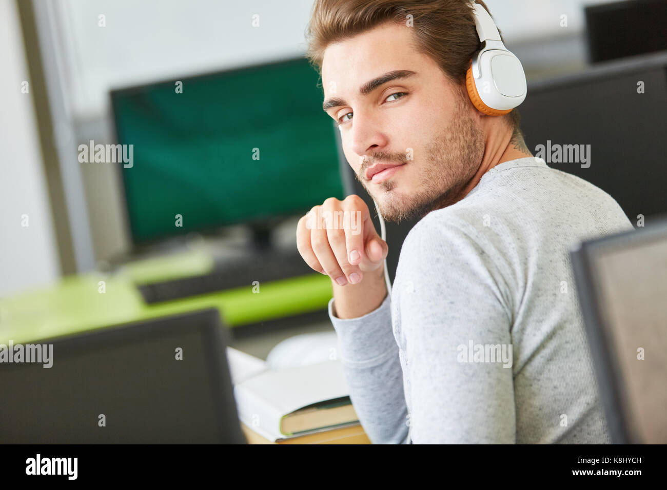 Computer class headphones hi-res stock photography and images - Alamy