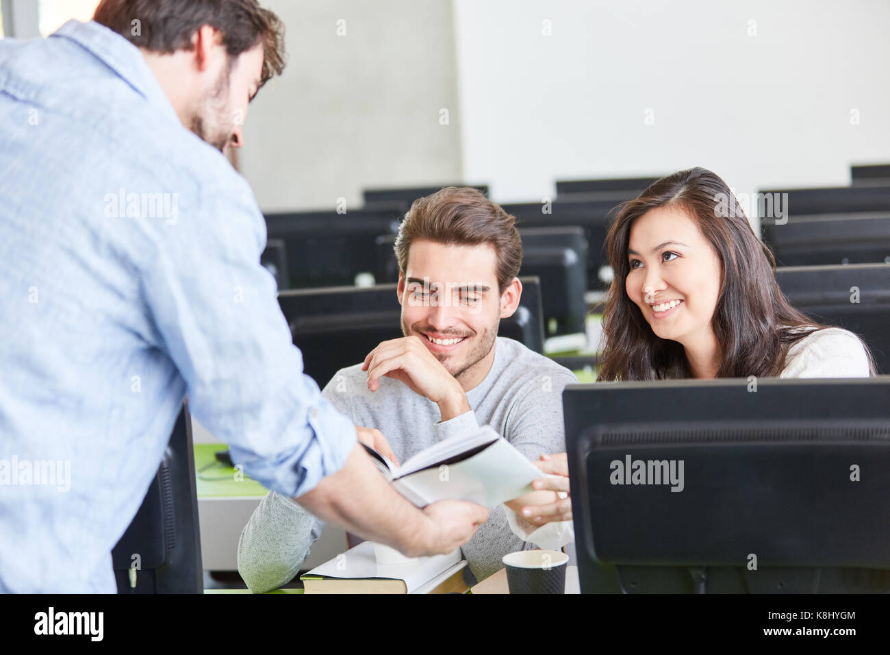 Students work together hi-res stock photography and images - Alamy