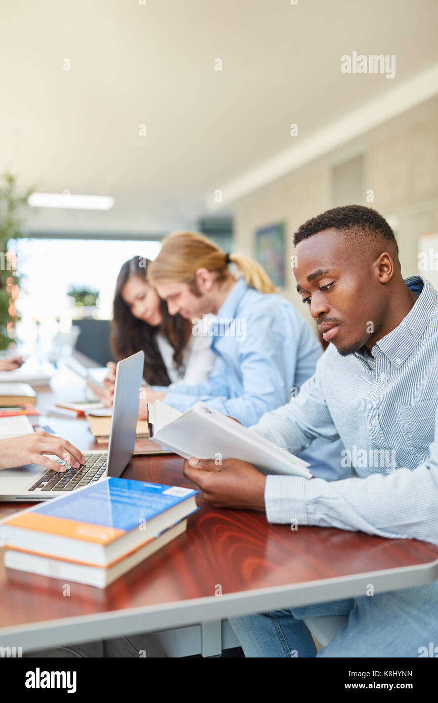 Group reading book hi-res stock photography and images - Alamy