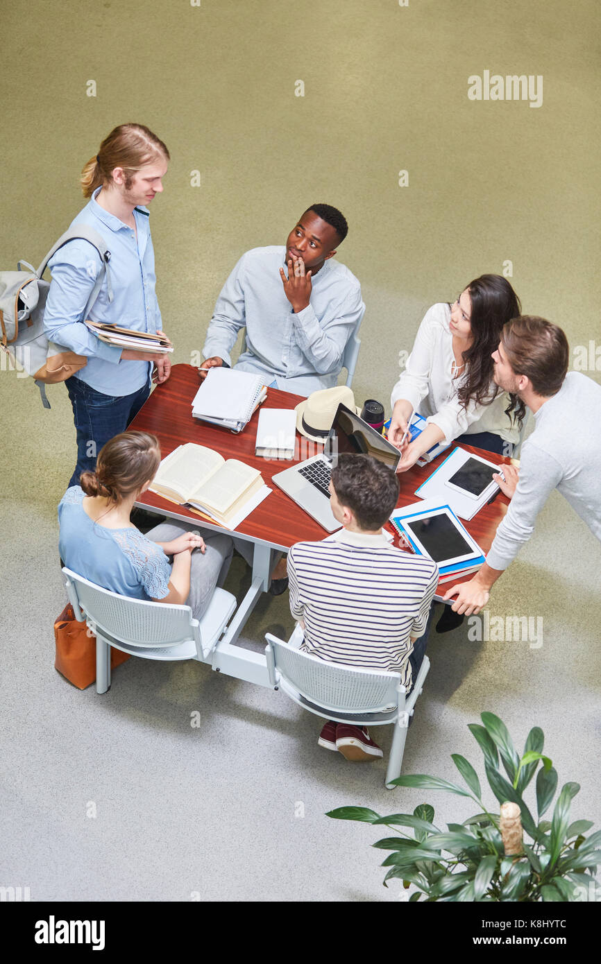 Students teamwork hi-res stock photography and images - Alamy