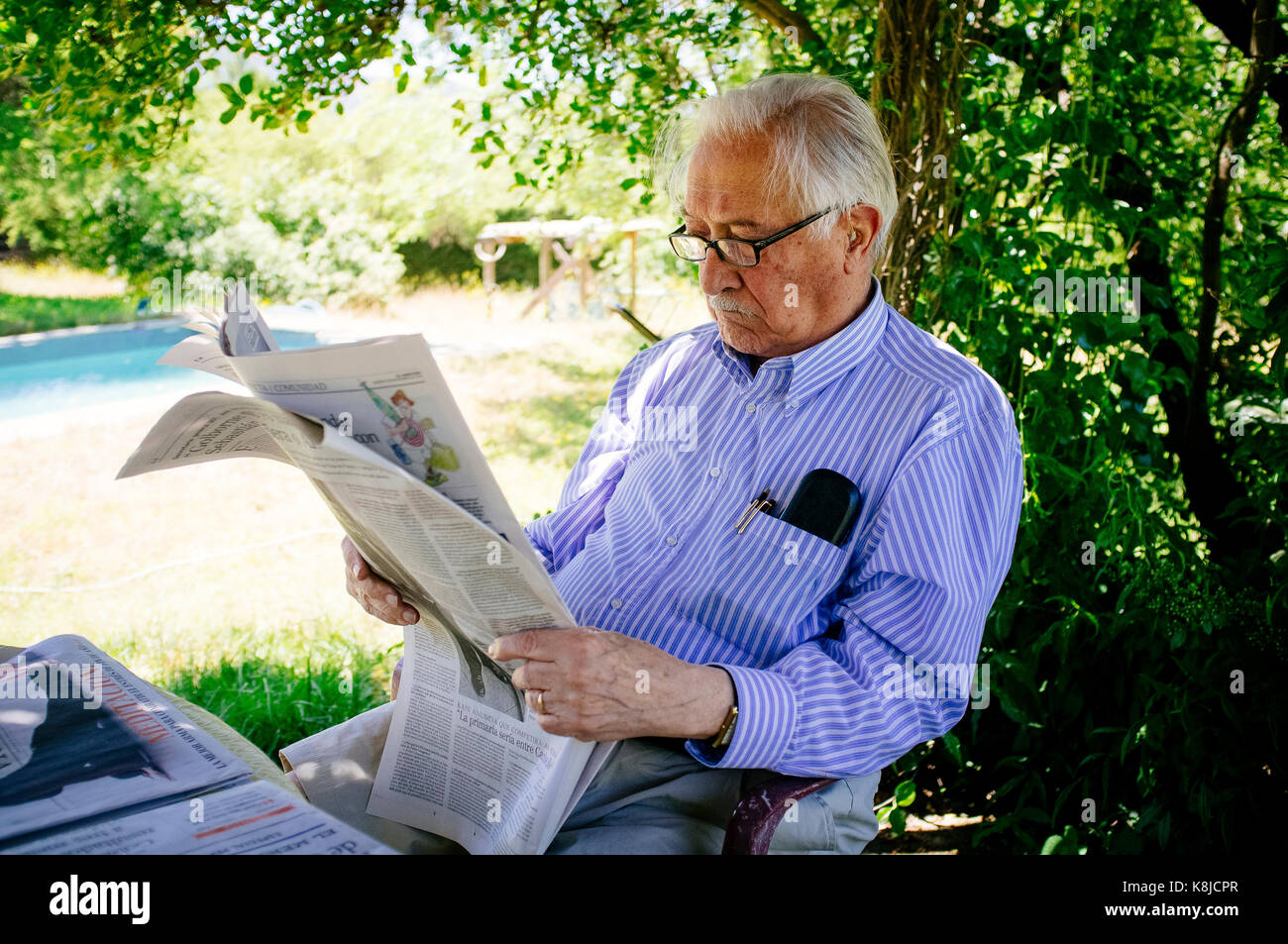 Old Man Reading Newspaper Stock Photos & Old Man Reading Newspaper ...