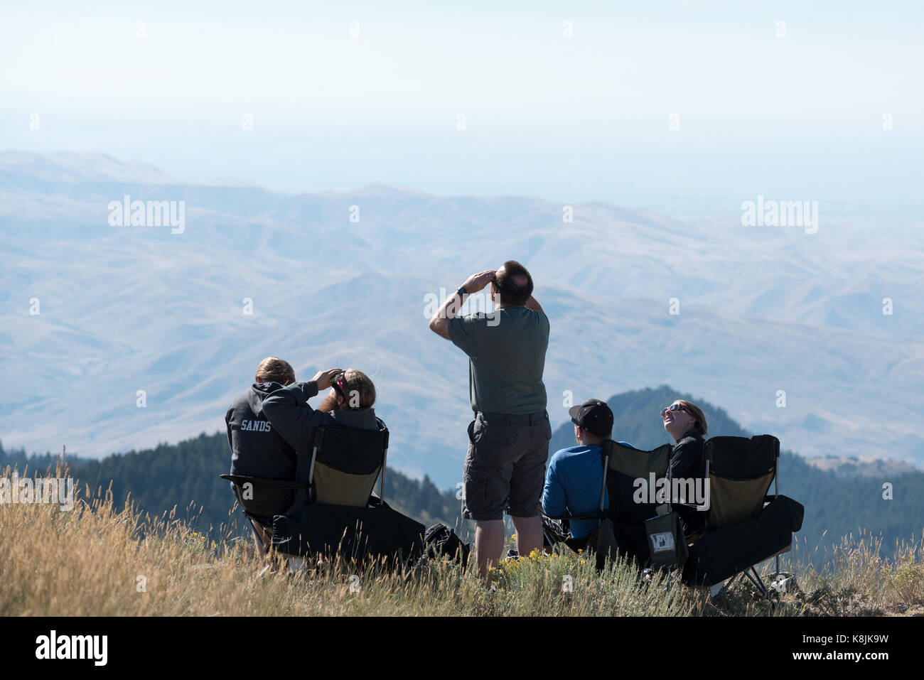 Eclipse watchers on the summit of Big Lookout Mountain in Eastern ...