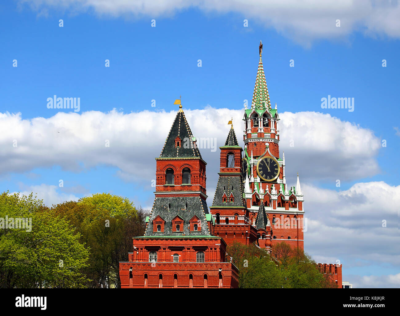 Towers of Moscow Kremlin behind red kremlin wall Stock Photo - Alamy