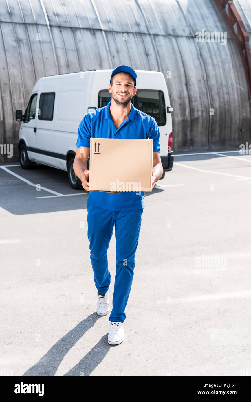 Delivery man hi-res stock photography and images - Alamy