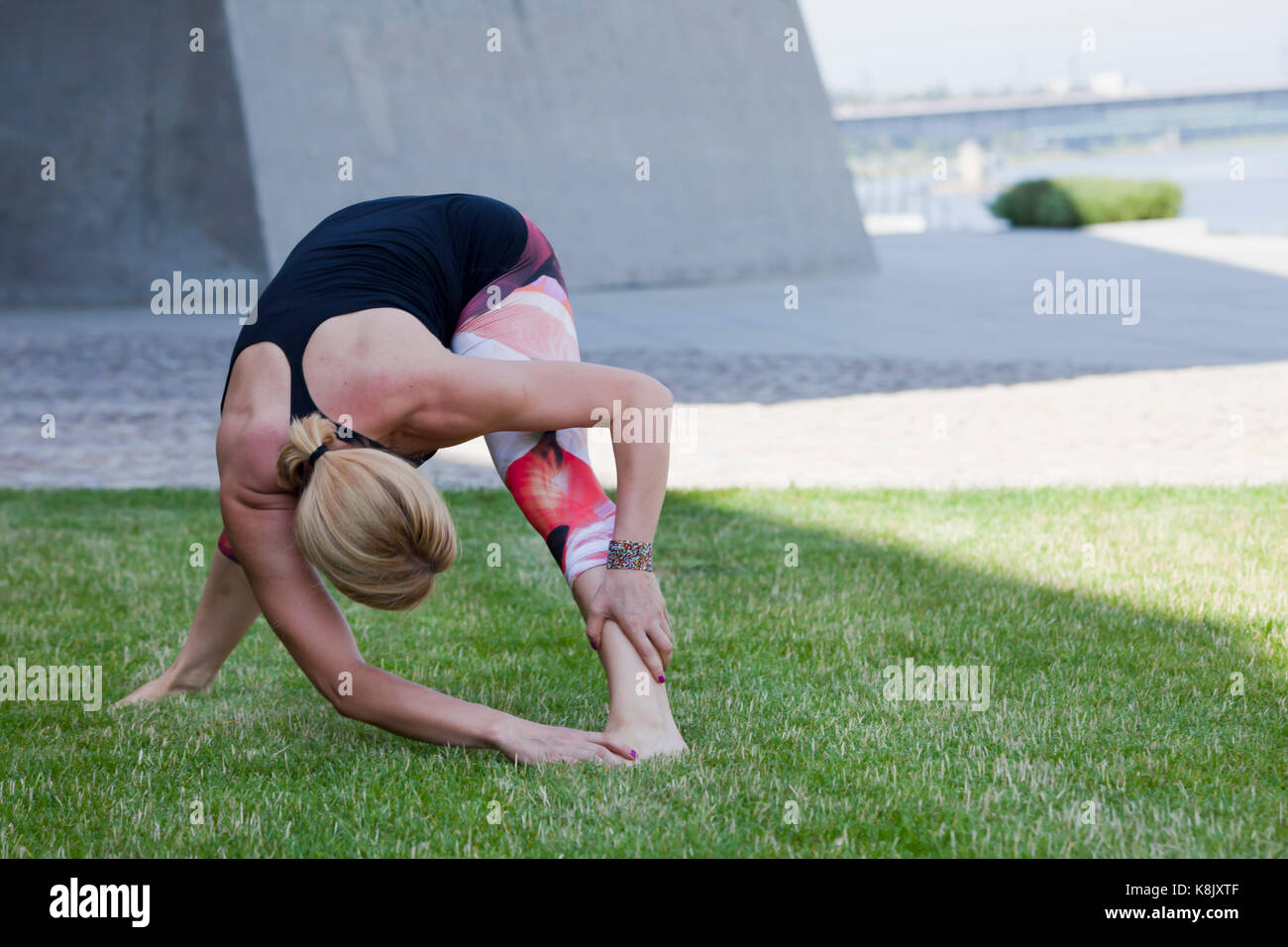 Woman doing outdoor workout in the city Stock Photo - Alamy