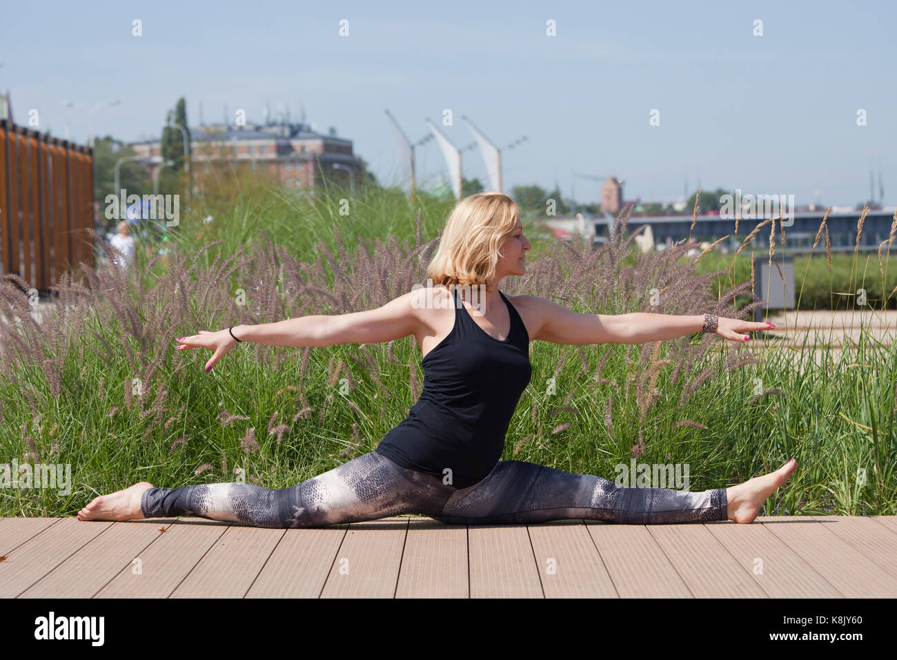 Woman doing outdoor workout in the city Stock Photo - Alamy