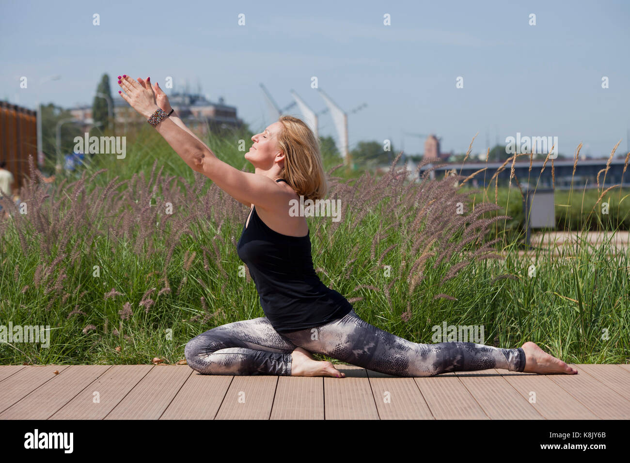 Woman doing outdoor workout in the city Stock Photo - Alamy