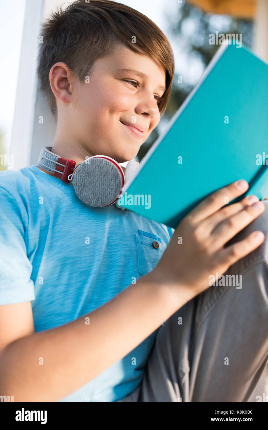 Teenager reading book outdoors hi-res stock photography and images - Alamy