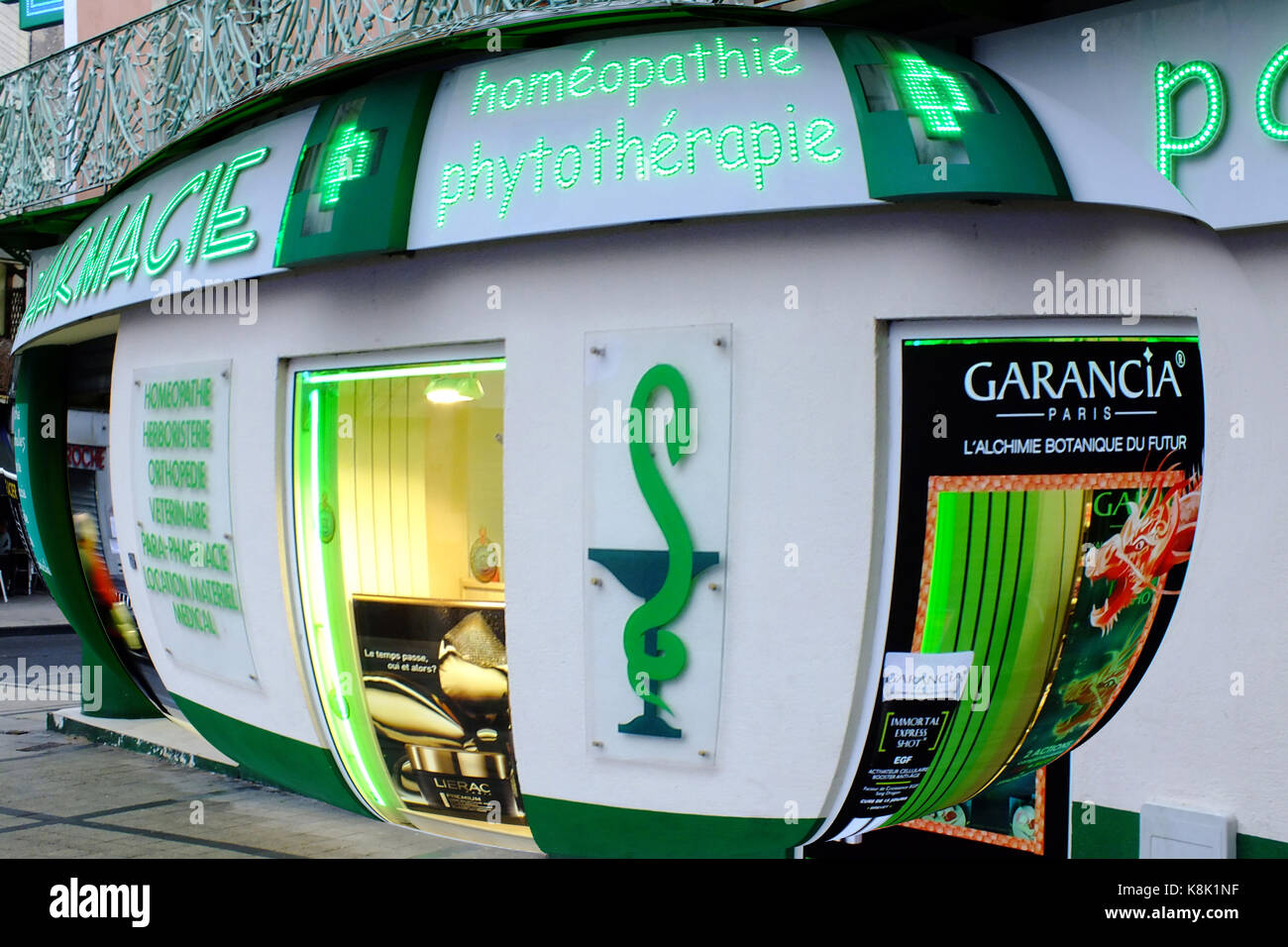 Vending outside shop hi-res stock photography and images - Alamy