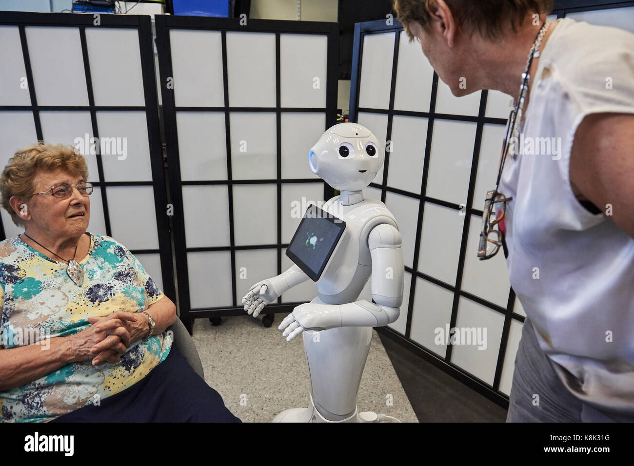 Robot studying hi-res stock photography and images - Alamy