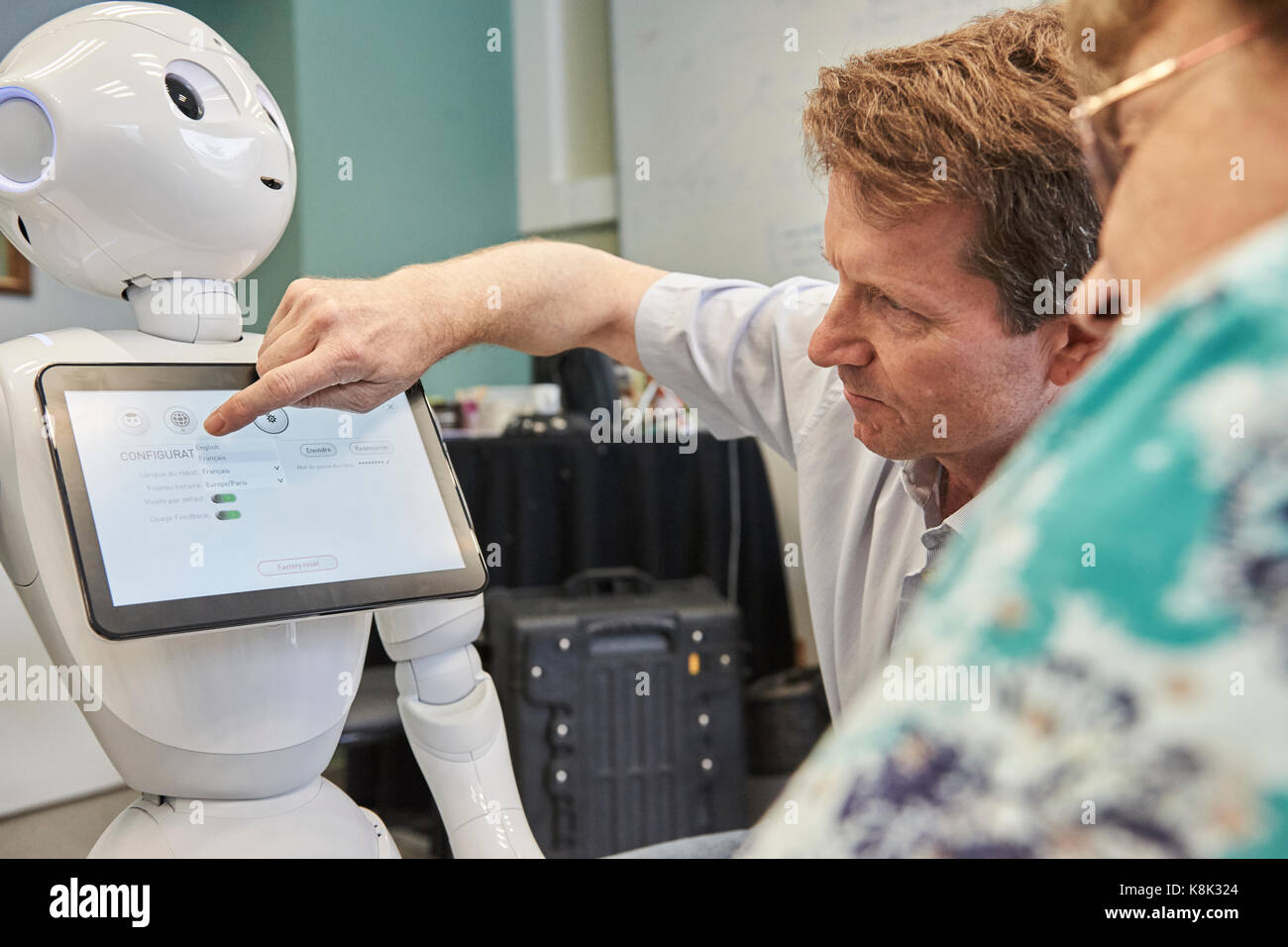 Robot studying hi-res stock photography and images - Alamy