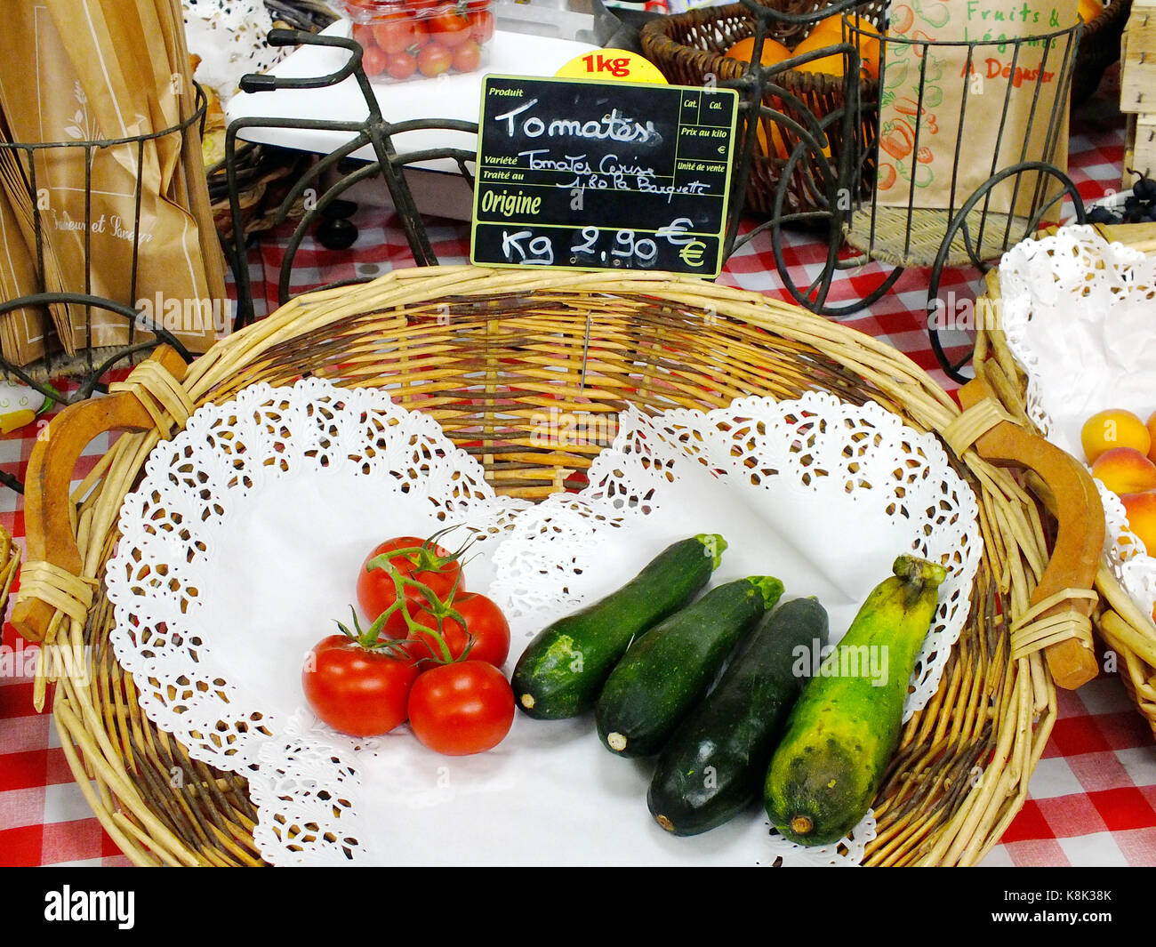 Grocery store interiors hi-res stock photography and images - Alamy