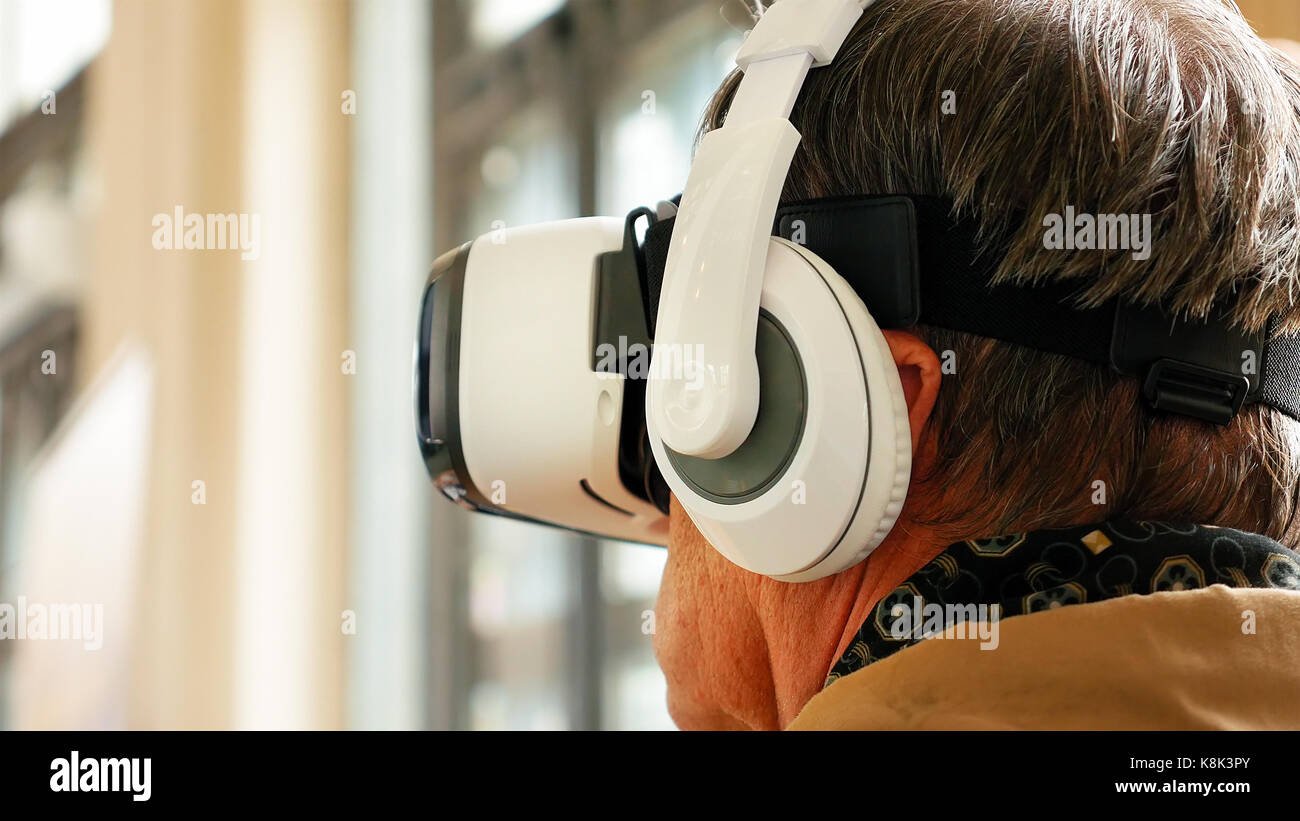 Senior old man wearing VR headset Stock Photo - Alamy