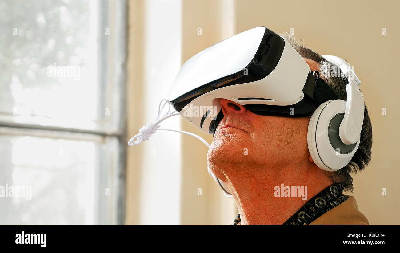 Senior old man wearing VR headset Stock Photo - Alamy