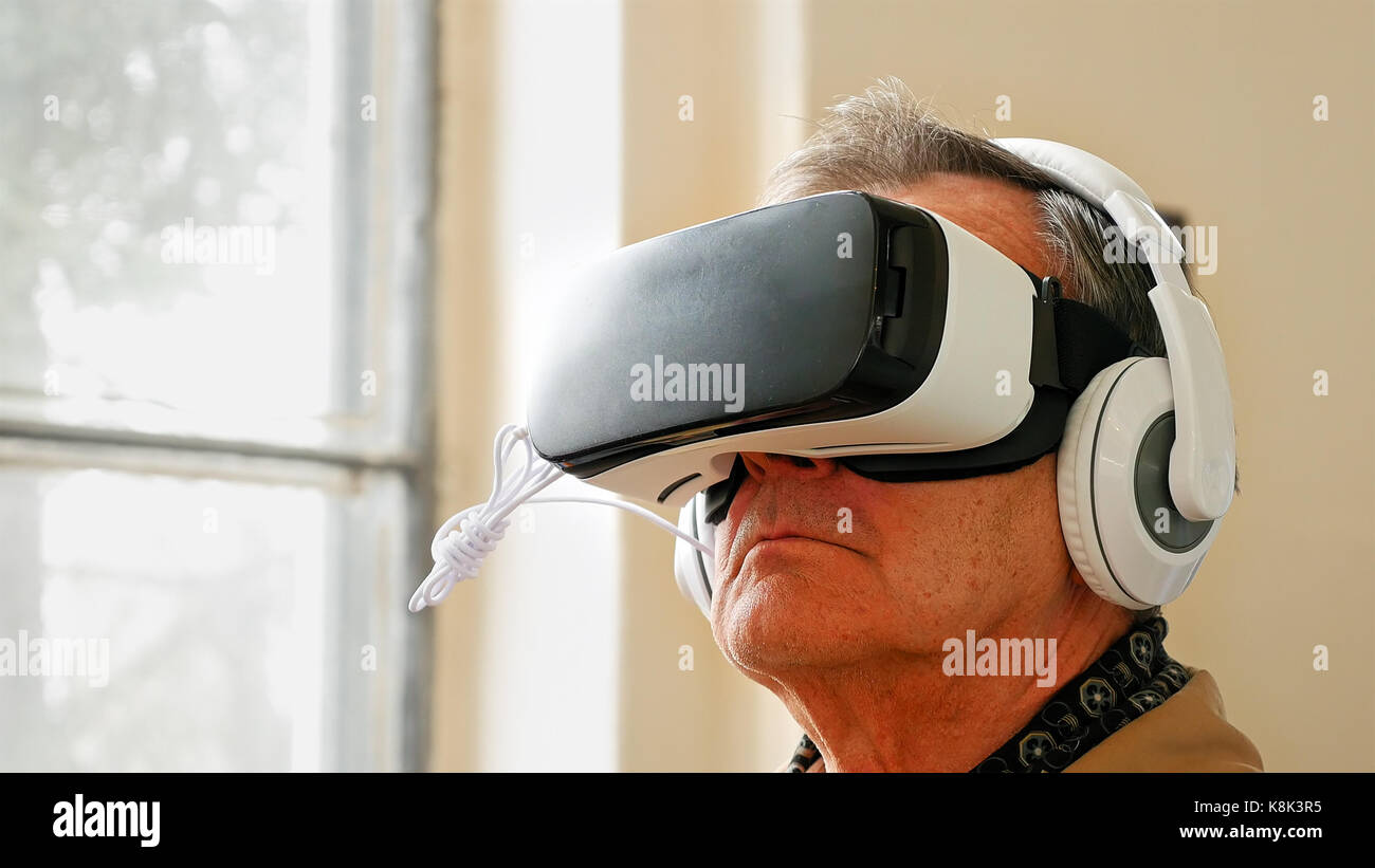 Man with vr headset hi-res stock photography and images - Alamy