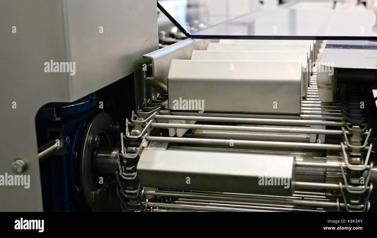 Food factory automated robotic conveyor hi-res stock photography and ...