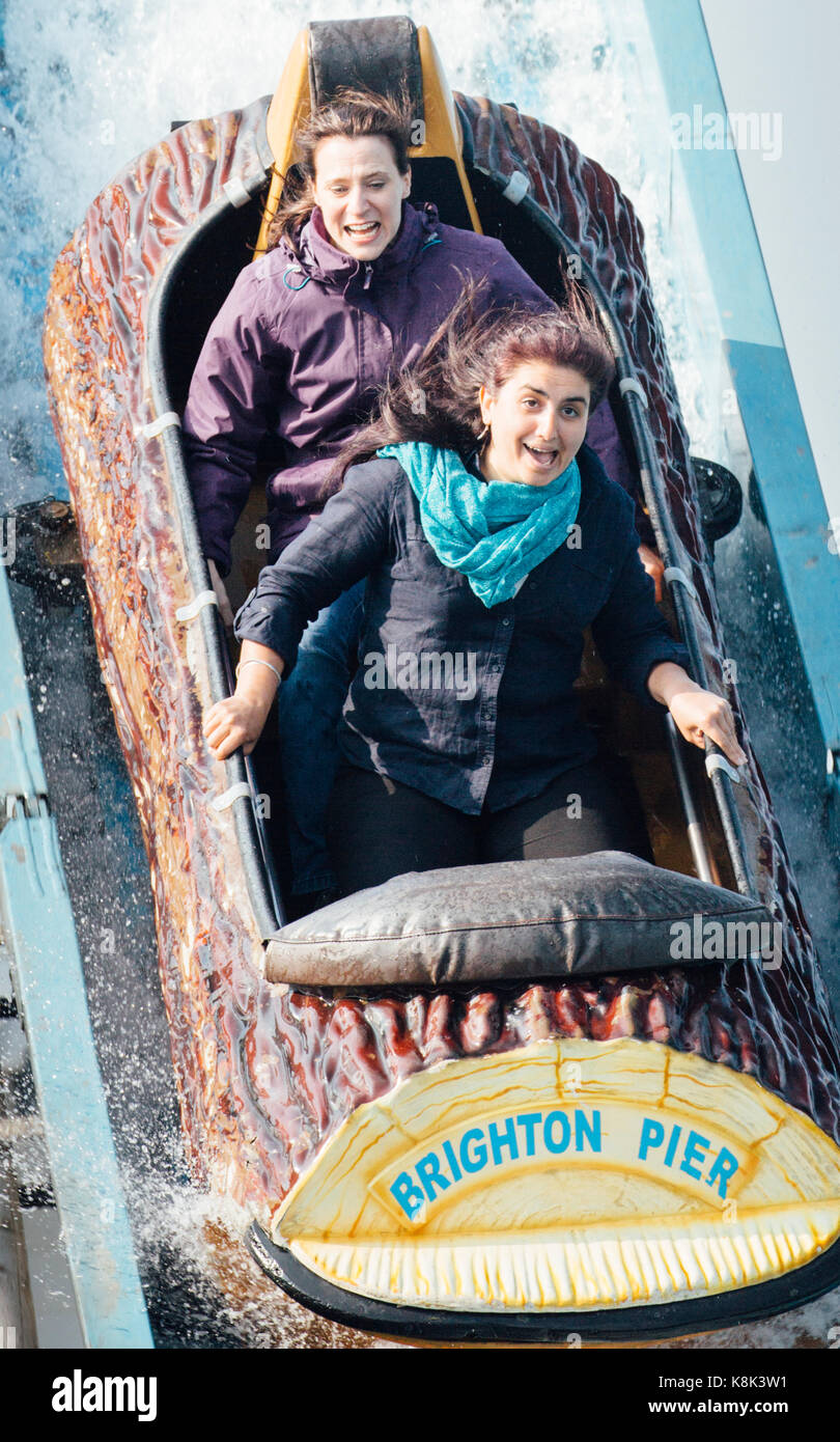 Water splash ride theme park hi-res stock photography and images - Alamy