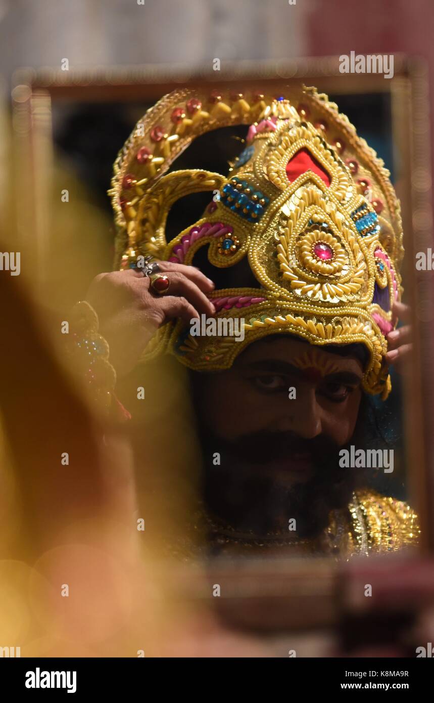Allahabad, India. 19th Sep, 2017. Allahabad: An Indian artist being ...