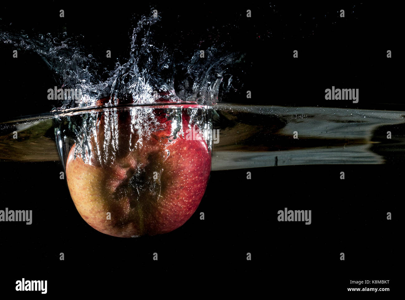 Red apple water splash hi-res stock photography and images - Alamy