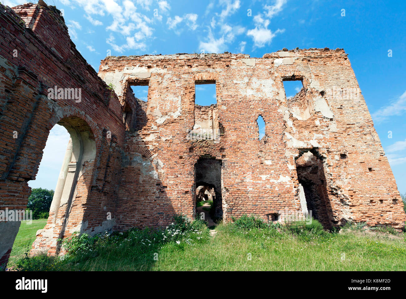 Run down medieval castle ruins hi-res stock photography and images - Alamy