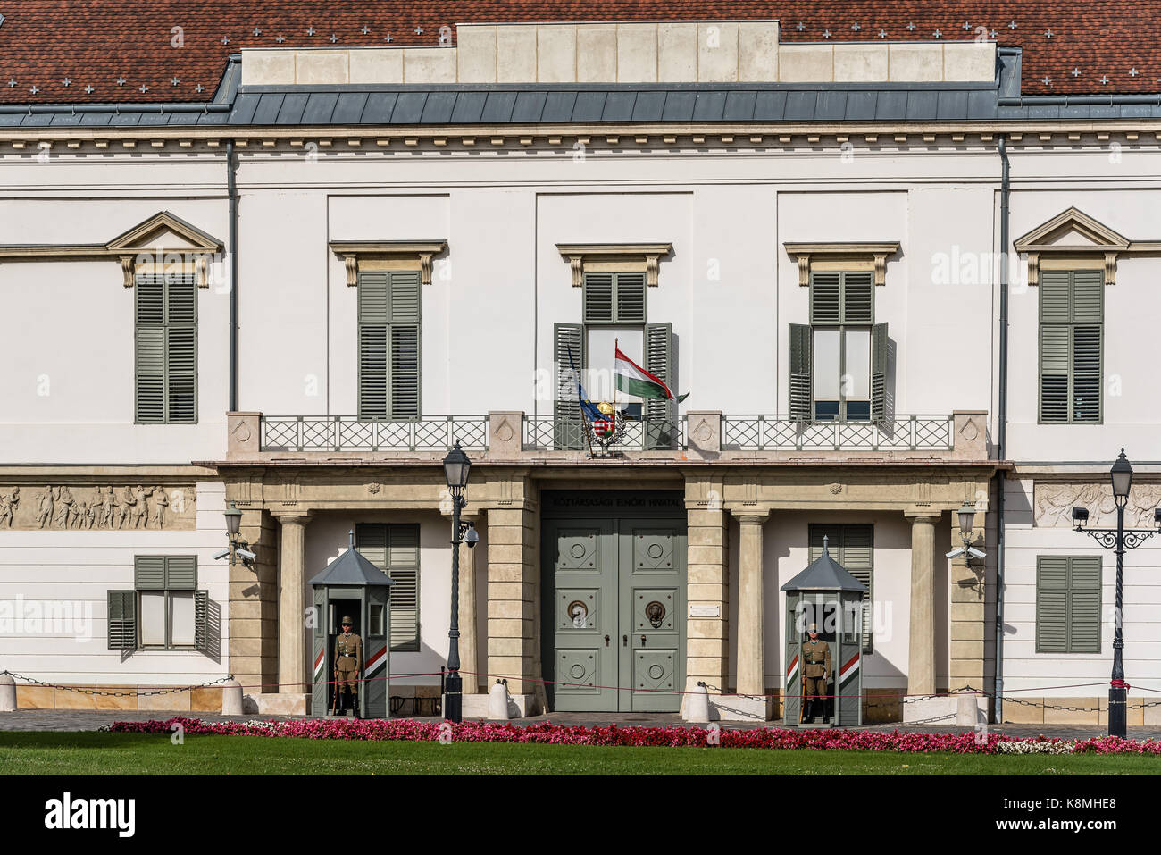 Soldiers guarding the presidential building Stock Photo - Alamy