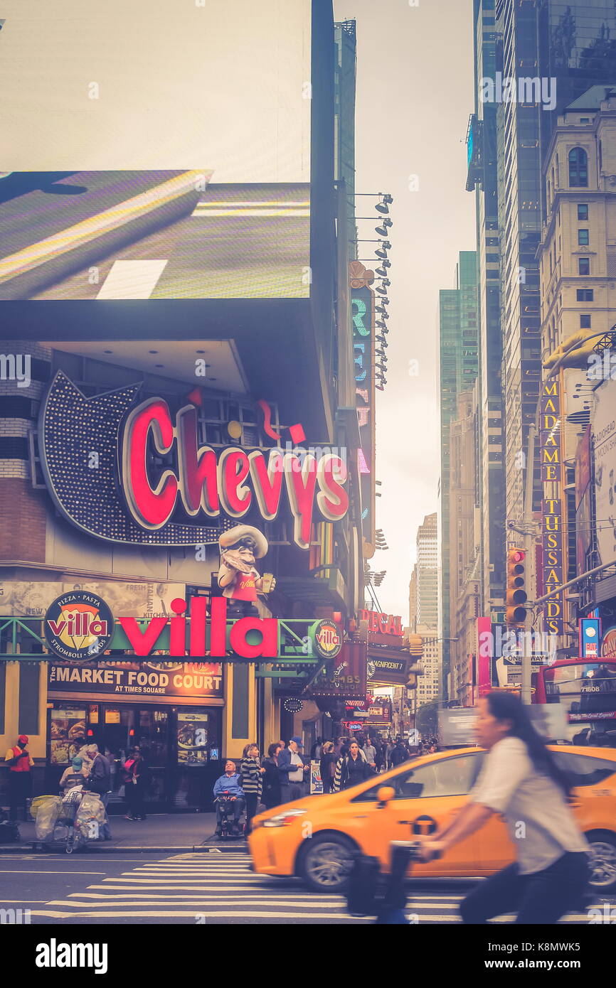 New york intersection cyclist hi-res stock photography and images - Alamy