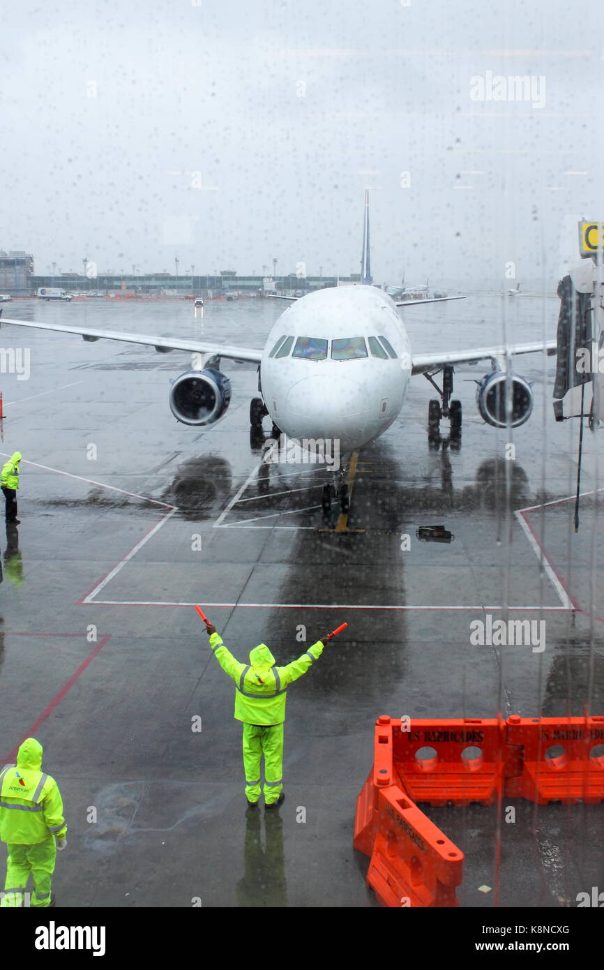 Airport Ground Crew Stock Photos & Airport Ground Crew Stock Images - Alamy
