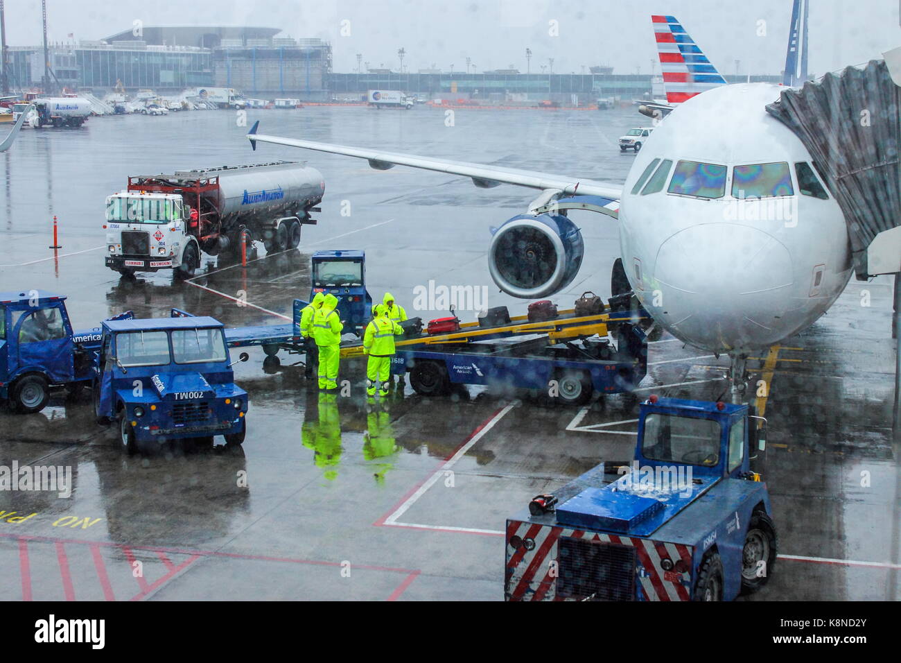 New York, USA - 30 September, 2016: Airport ground crew handling ...