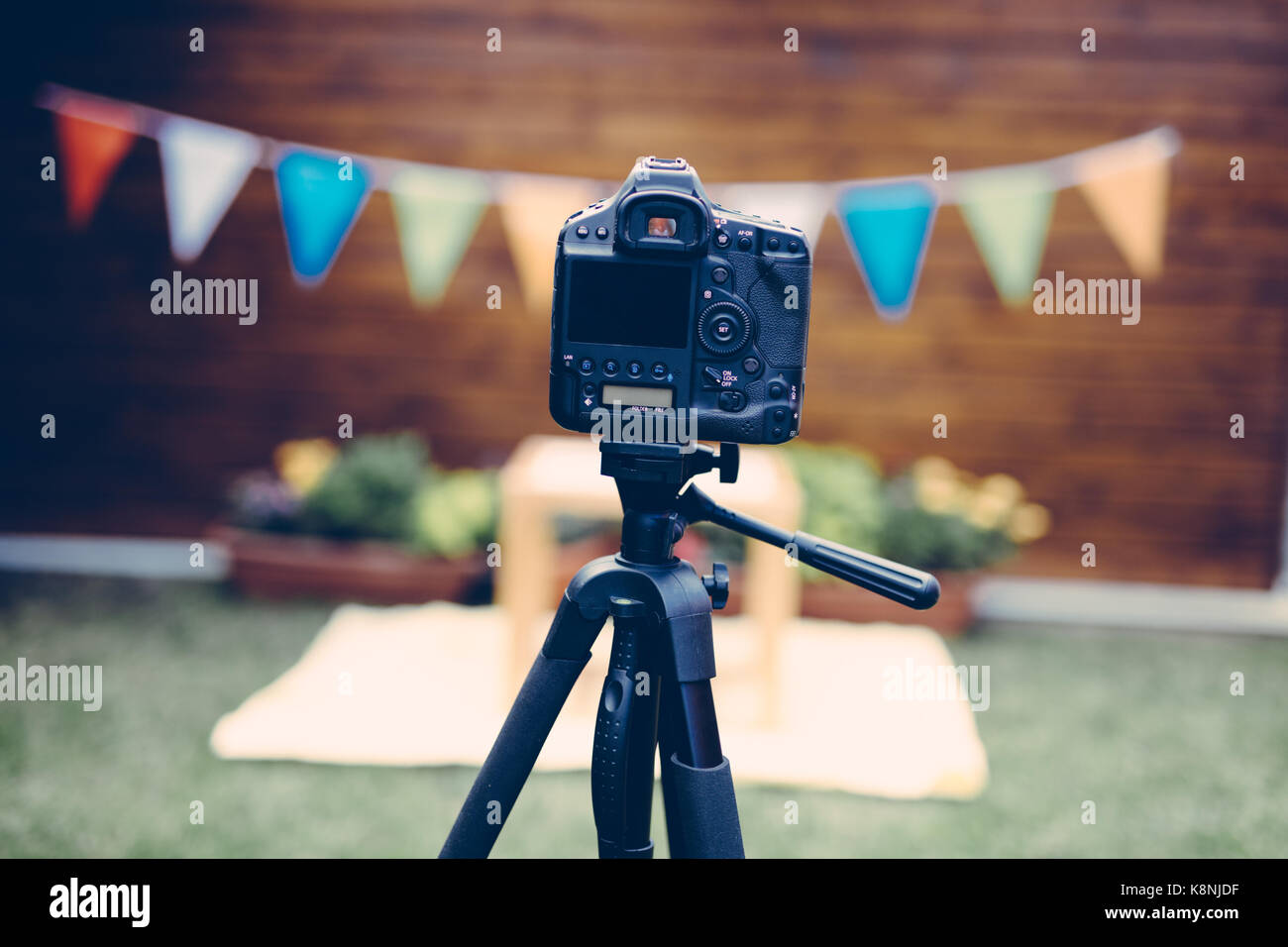Picture of digital camera placed on tripod Stock Photo - Alamy