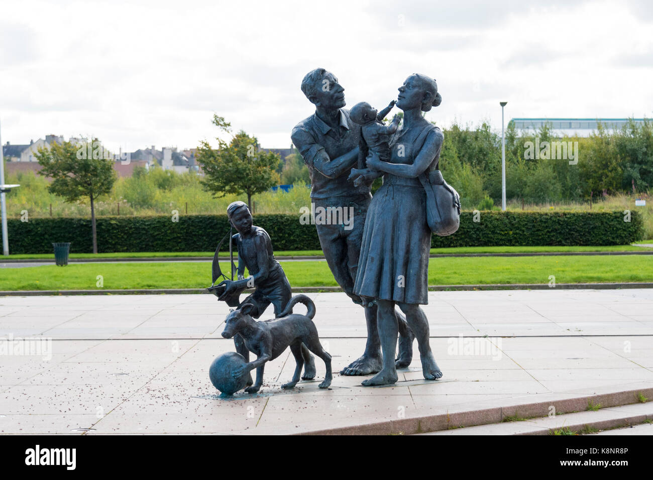 Family statue hi-res stock photography and images - Alamy