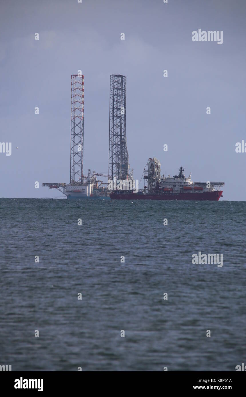 Oil rig ship hi-res stock photography and images - Alamy