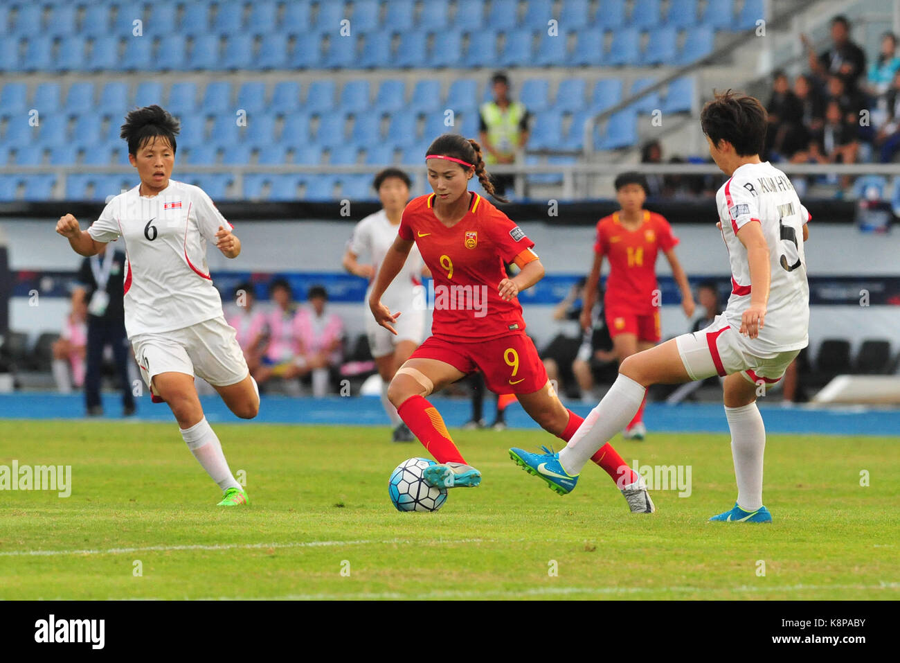 Chonburi, Thainland. 20th Sep, 2017. Shen Mengyu (C) of China vies with ...