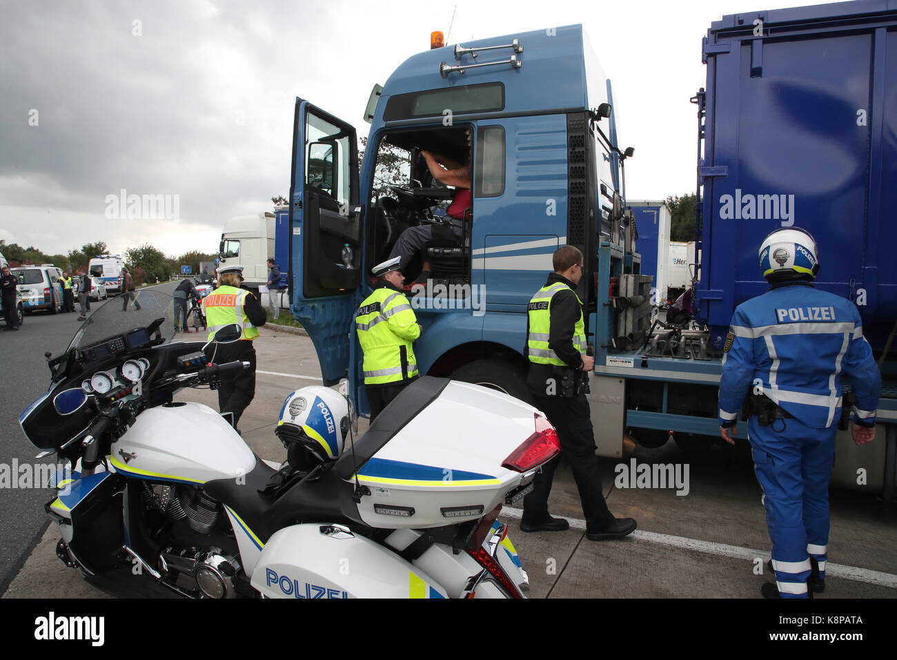 Grosszoebern, Germany. 20th Sep, 2017. Police officers from Saxony and ...