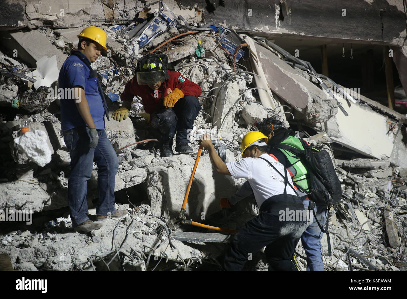 Mexico City, Mexico. 20th Sep, 2017. Rescue workers search for ...