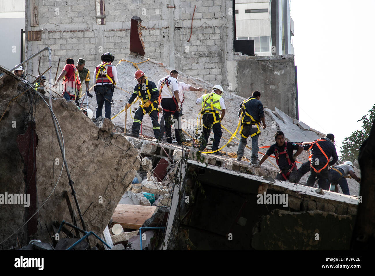 Edificio colapsado hi-res stock photography and images - Alamy