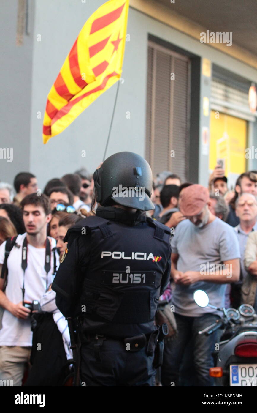 Barcelona, Spain. 20th Sept, 2017. A Spanish Nacional police officer ...
