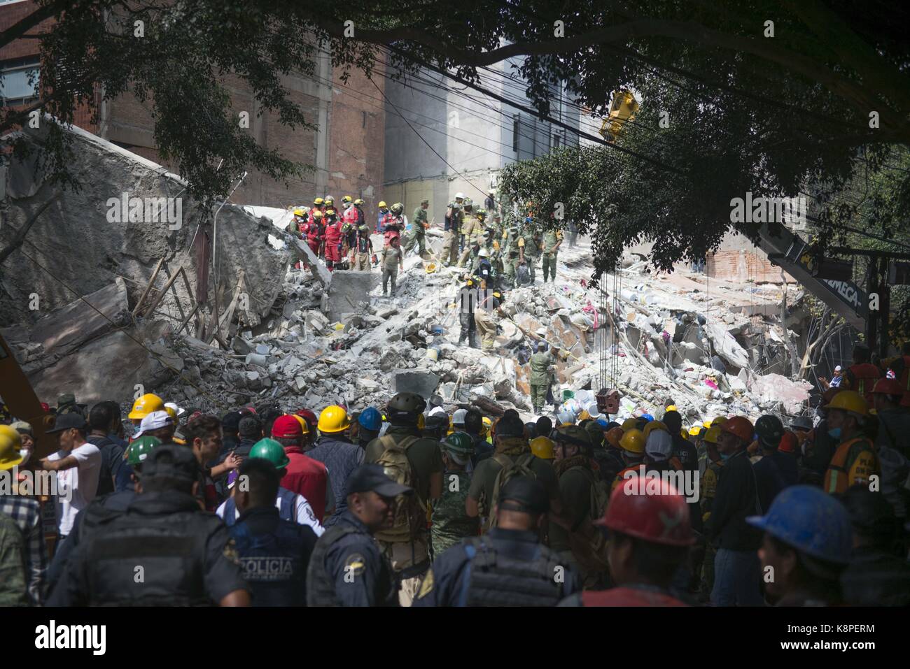 Mexico City, Mexico. 20th Sep, 2017. Rescue workers search for ...