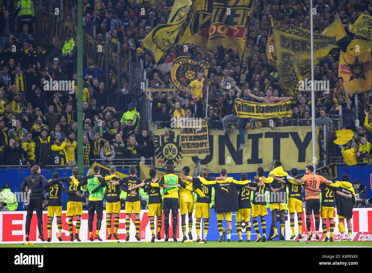 Hamburg, Deutschland. 20th Sep, 2017. Die Dortmunder Spieler feiern ...