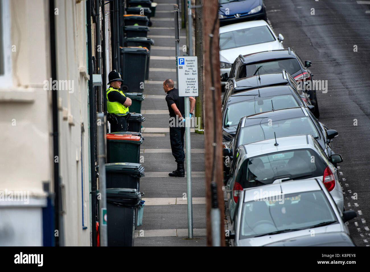 Police search property on street hi-res stock photography and images ...