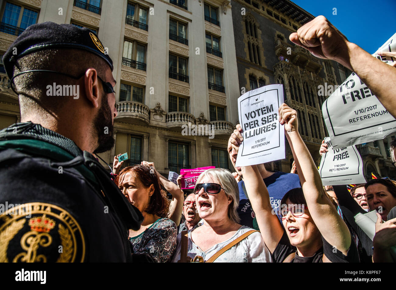 Barcelona, Spain. 20th Sep, 2017. Passive resistance to the Guardia ...