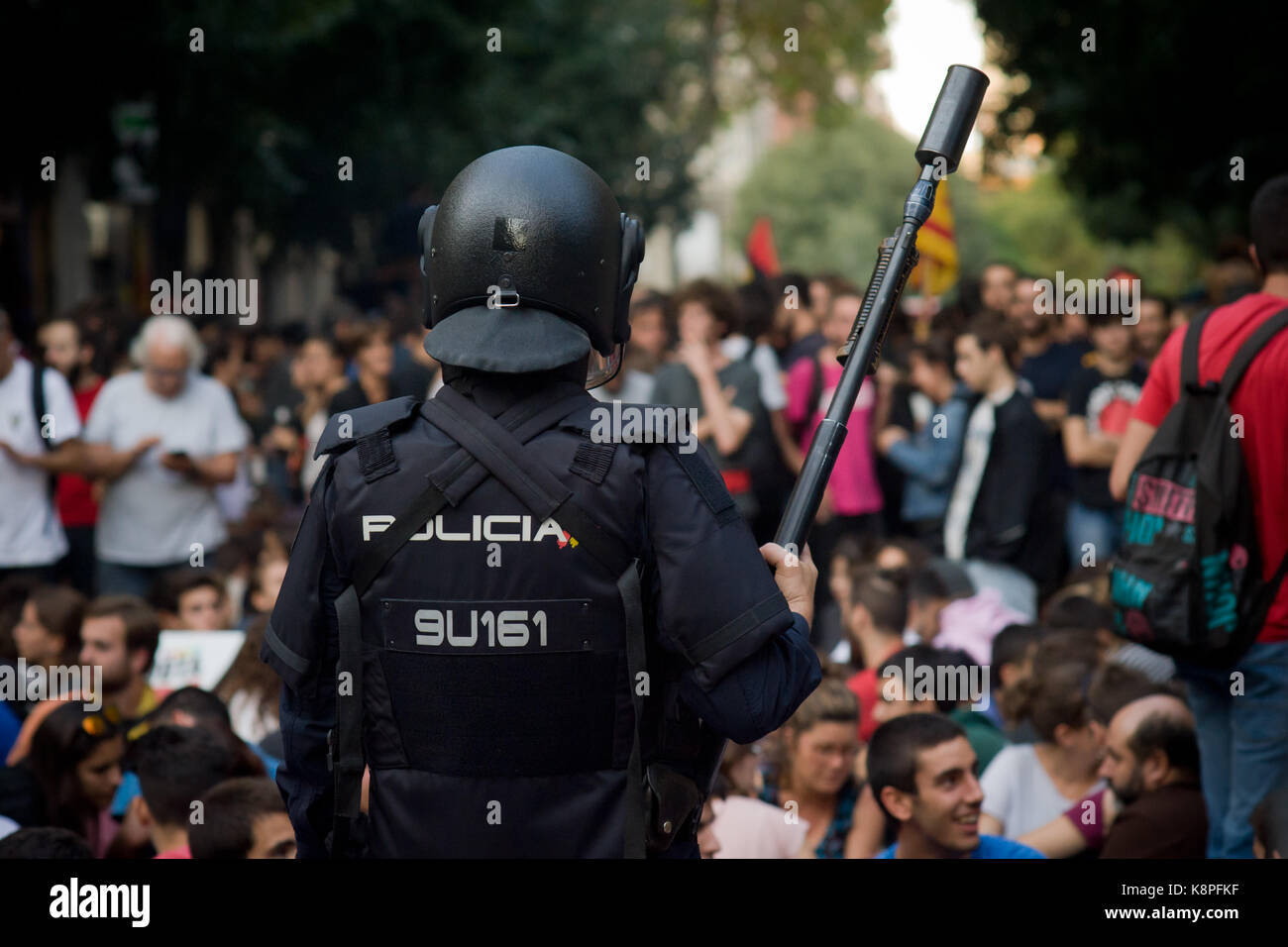 Barcelona, Spain. 20th Sep, 2017. A Spanish national police officer ...