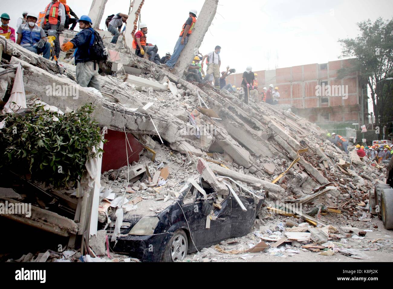 Mexico City, Mexico. 20th Sep, 2017. Volunteers and rescuers work on a ...
