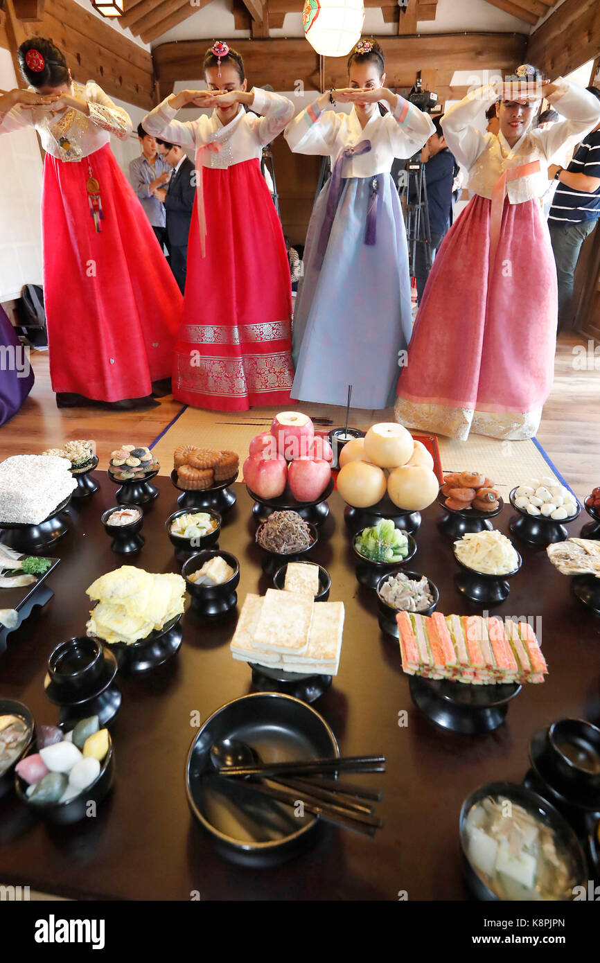 Foreigners experience traditional ritual A group of foreign Korean wine ...