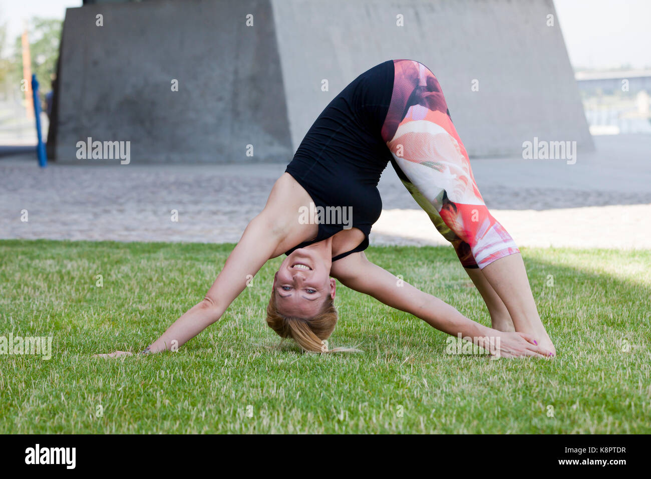 Woman doing outdoor workout in the city Stock Photo - Alamy