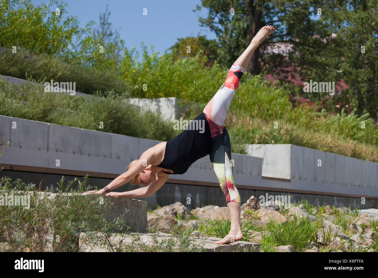 Woman doing outdoor workout in the city Stock Photo - Alamy